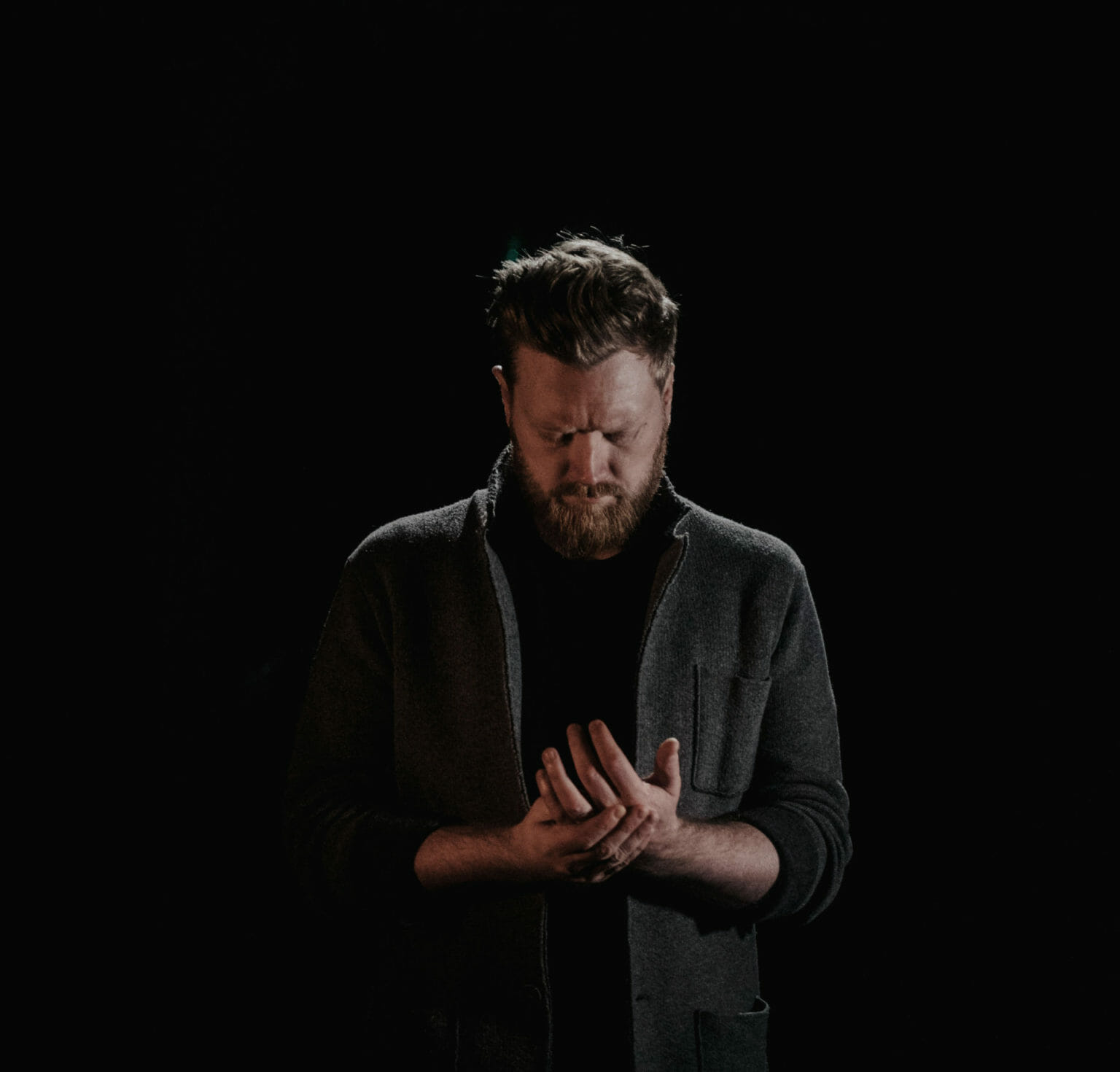 Video Premiere: Gareth Dunlop Shares Live Performance of "Sorrow"