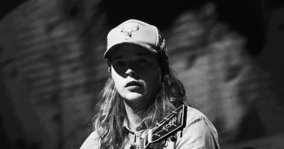 Watch: Billy Strings Courts Greensky Bluegrass Members Paul Hoffman and Dave Bruzza on Select ...