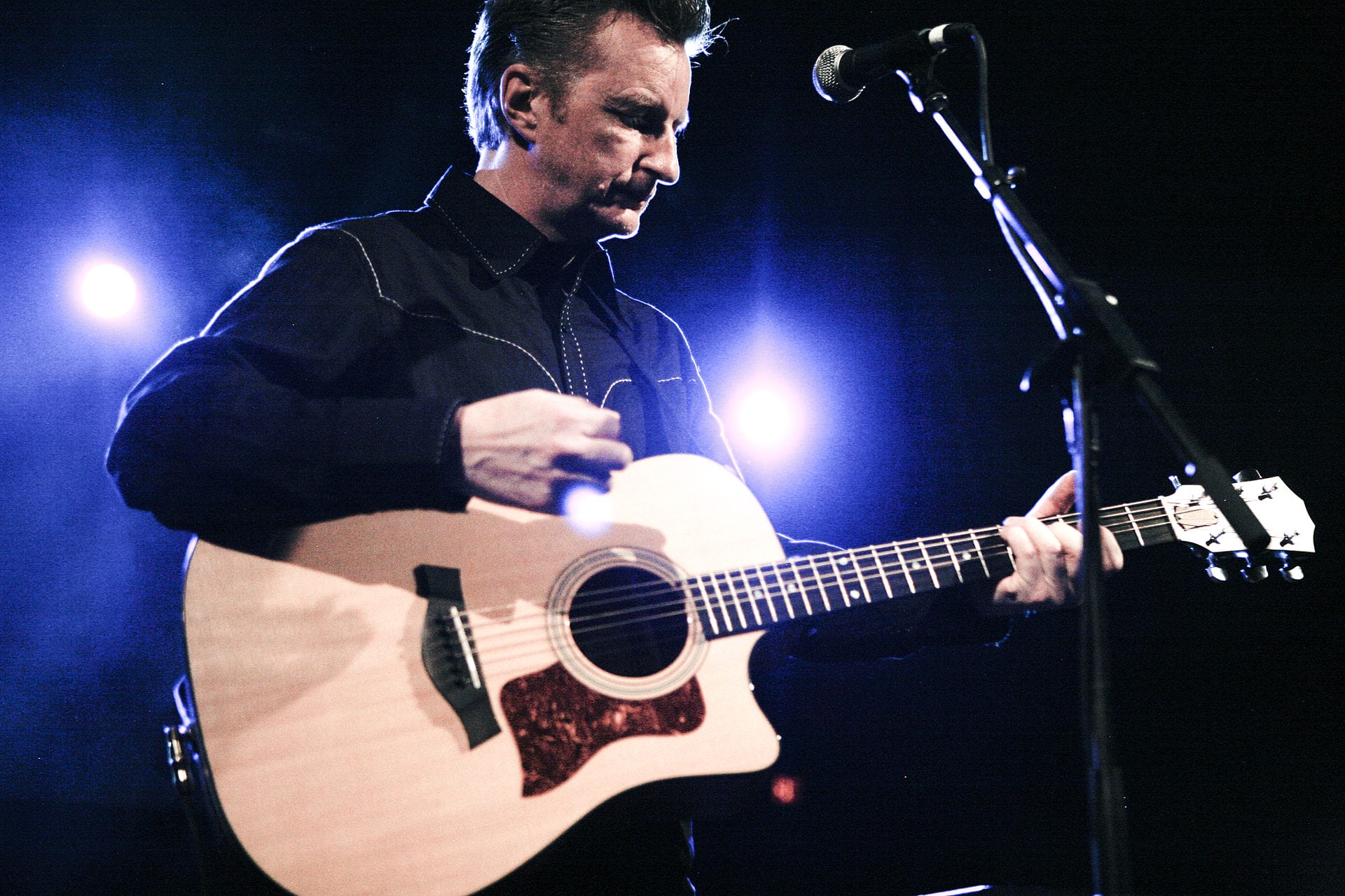 Listen: Billy Bragg's Anti-ICE Anthem "City of Heroes" Honors Brave ...